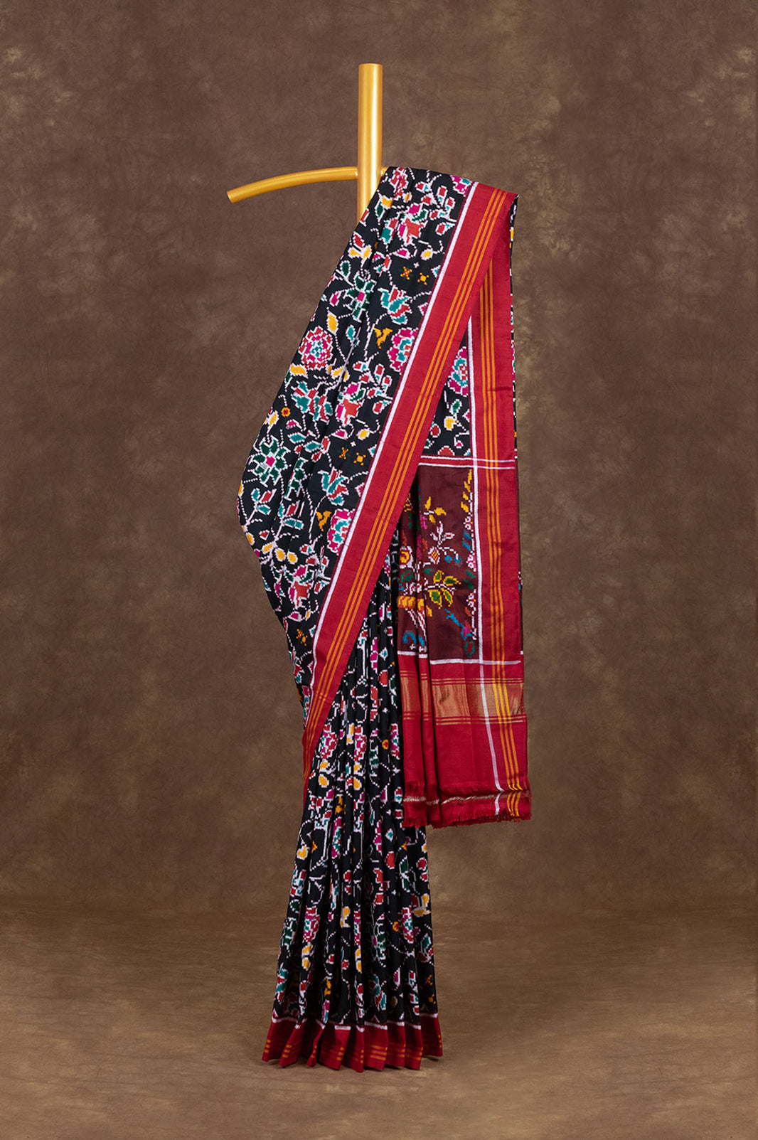 Patan Patola Sarees – Exclusive Handwoven Luxury at Mavuri
